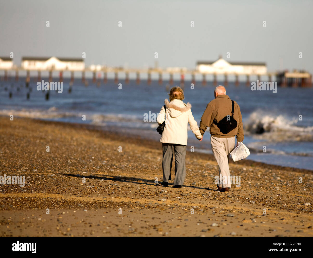 Old couple strolling on the beach hi-res stock photography and images ...