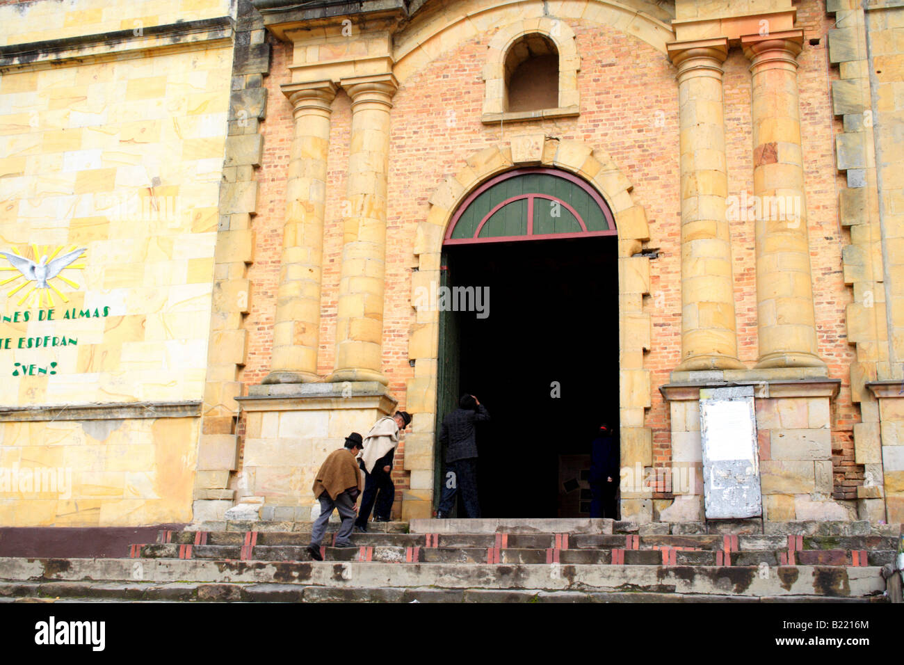 people entering in the Church of Sagrado Corazon, Tuta, Boyacá ...