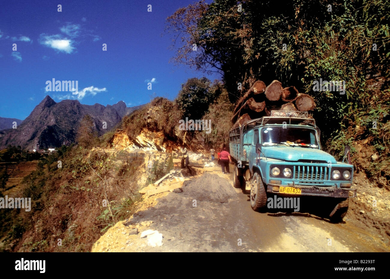 China logging hi-res stock photography and images - Alamy