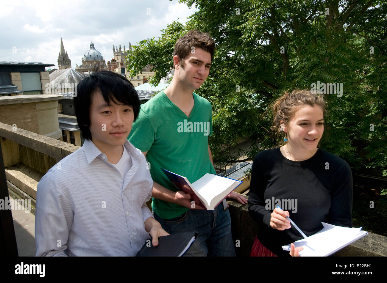 Students socialising university hi-res stock photography and images - Alamy