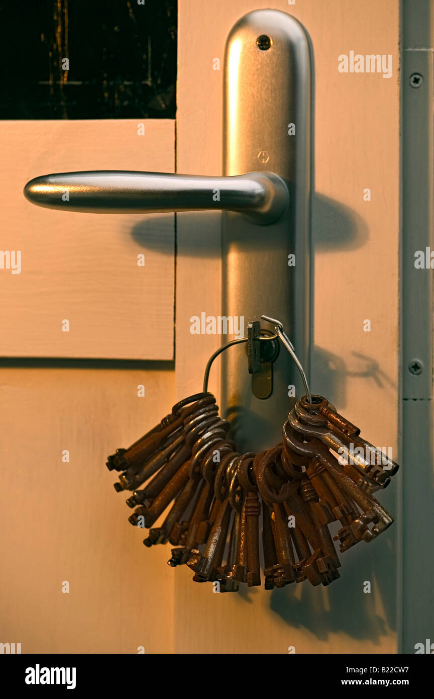 bunch of keys on door Stock Photo - Alamy
