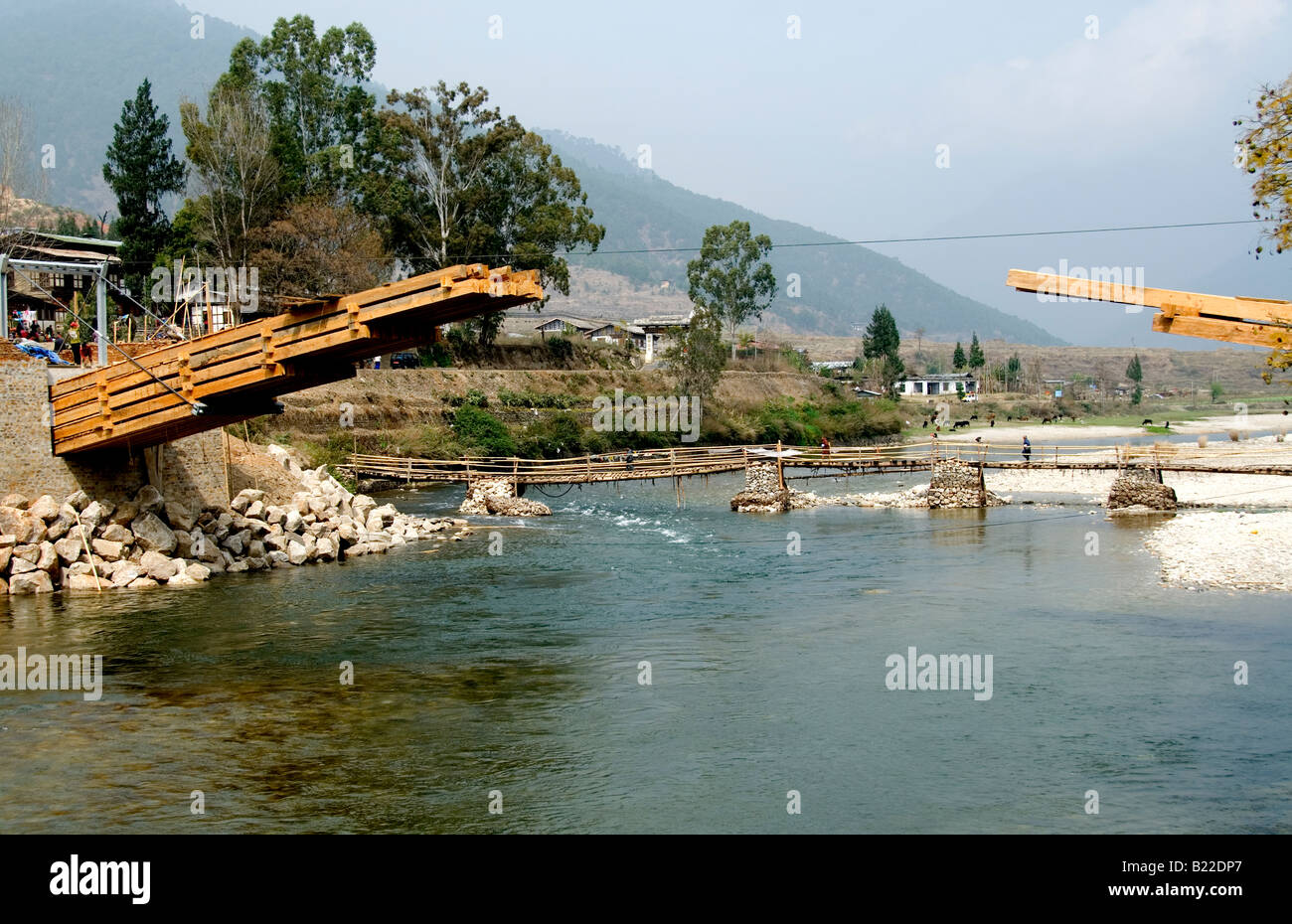 Bridge under construction across the Mo Chhu (Mother River) to dzong in ...