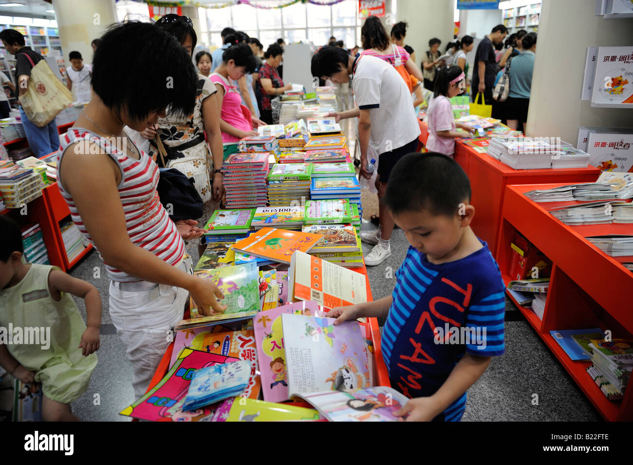 Children book store hi-res stock photography and images - Alamy
