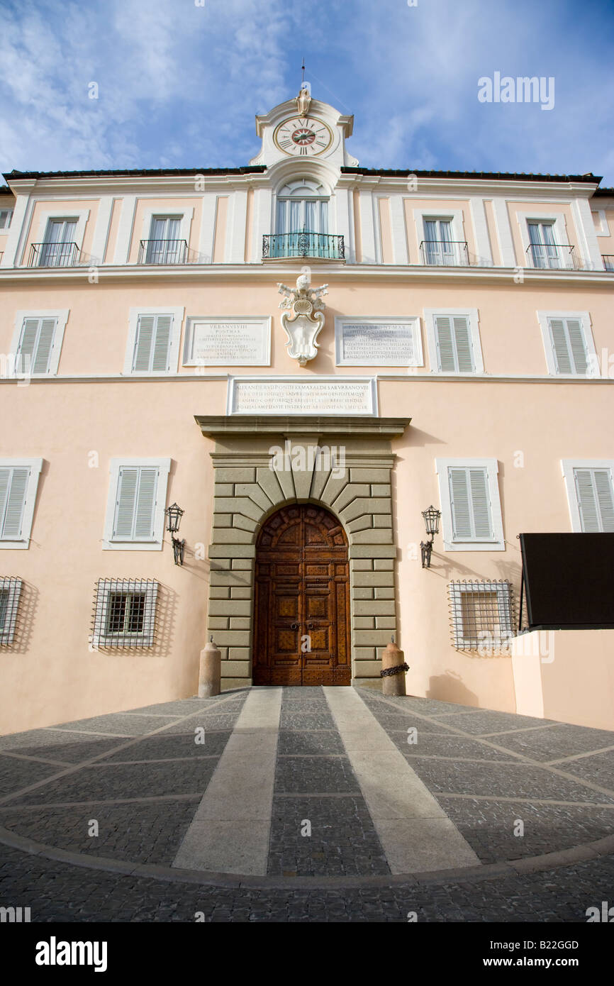 Pope quarters hi-res stock photography and images - Alamy