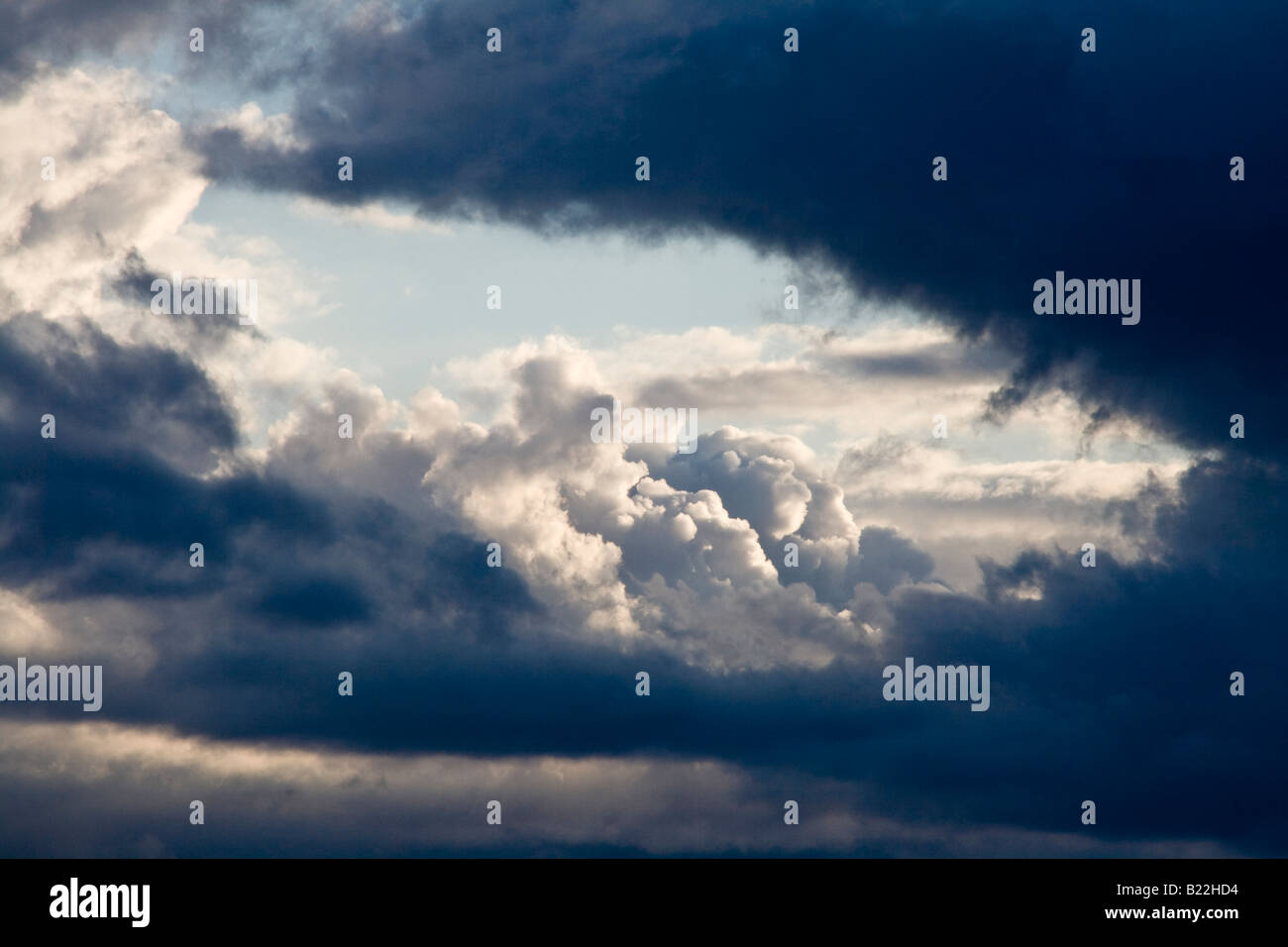 Cloud gathering hi-res stock photography and images - Alamy