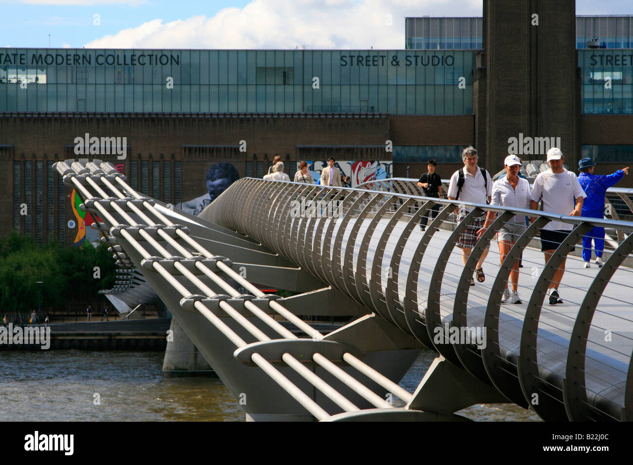 tate modern gallery millenium footbridge london england uk gb Stock ...