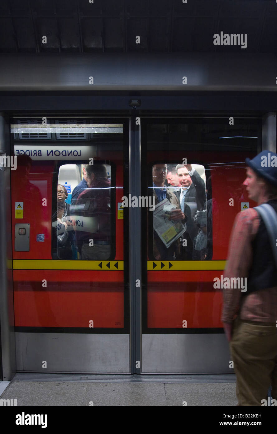 Jubilee Line Train - London Bridge Underground Station Stock Photo - Alamy