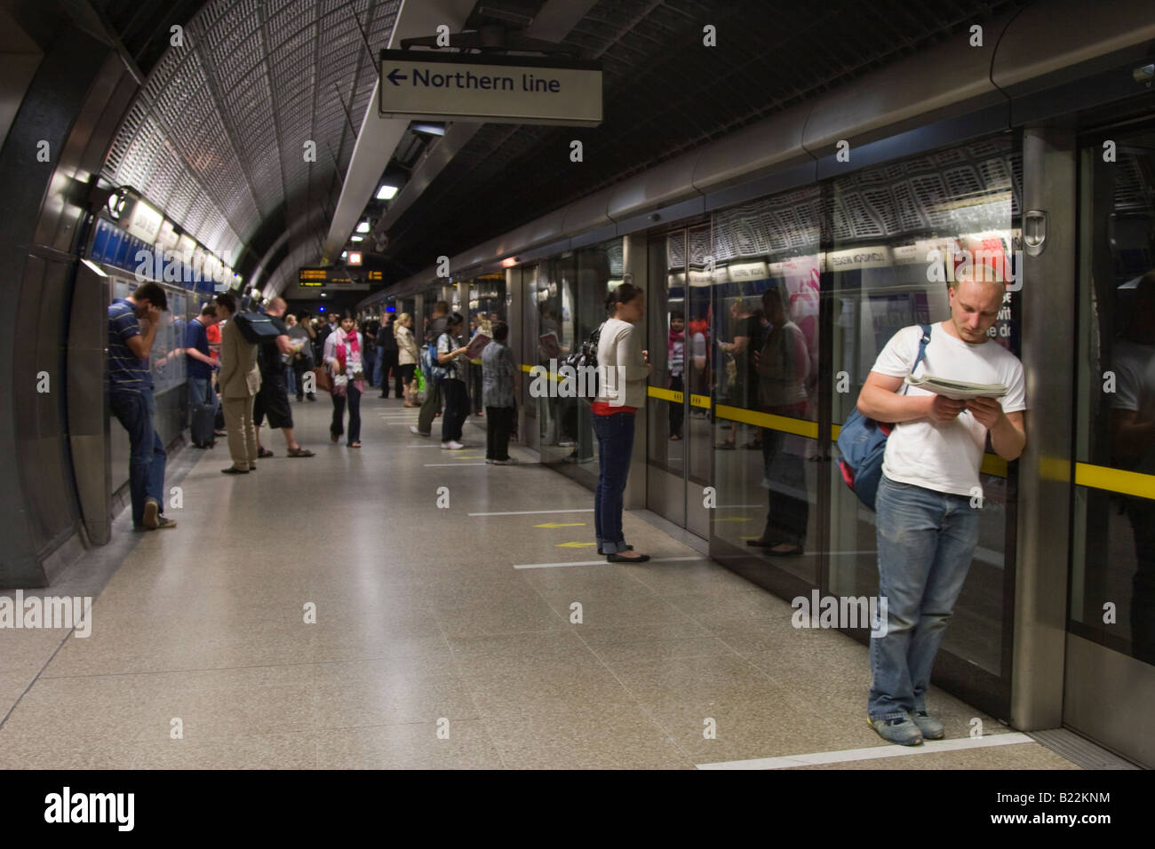 Jubilee Line Platform - London Bridge Underground Station Stock Photo ...