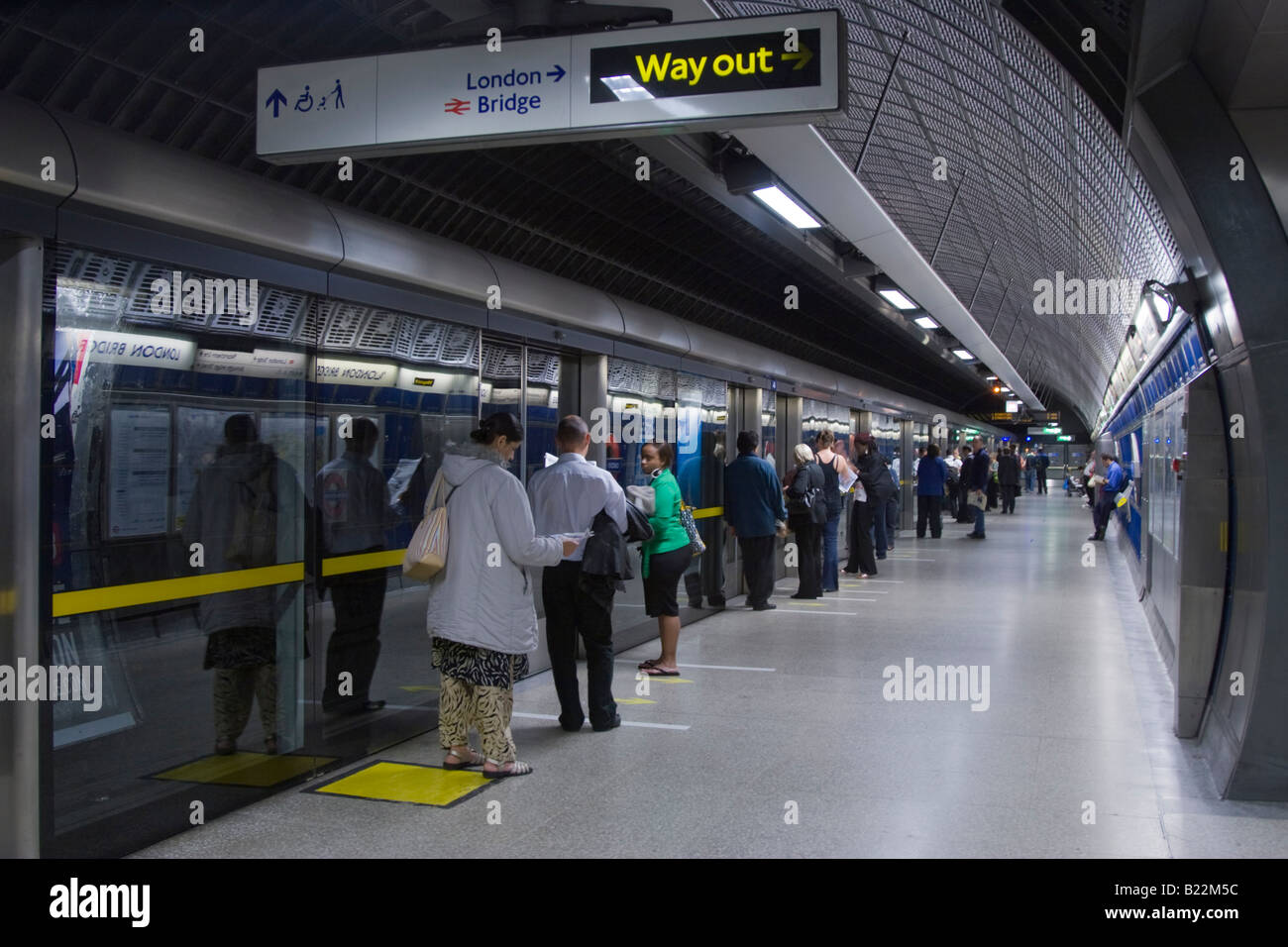 Platform Edge Doors Stock Photos & Platform Edge Doors Stock Images - Alamy