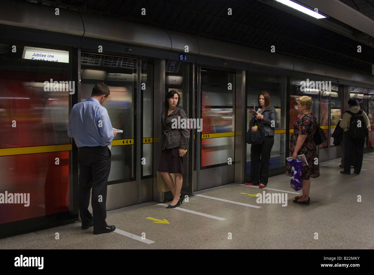 Jubilee Line Platform London Bridge Underground Station Stock Photo - Alamy