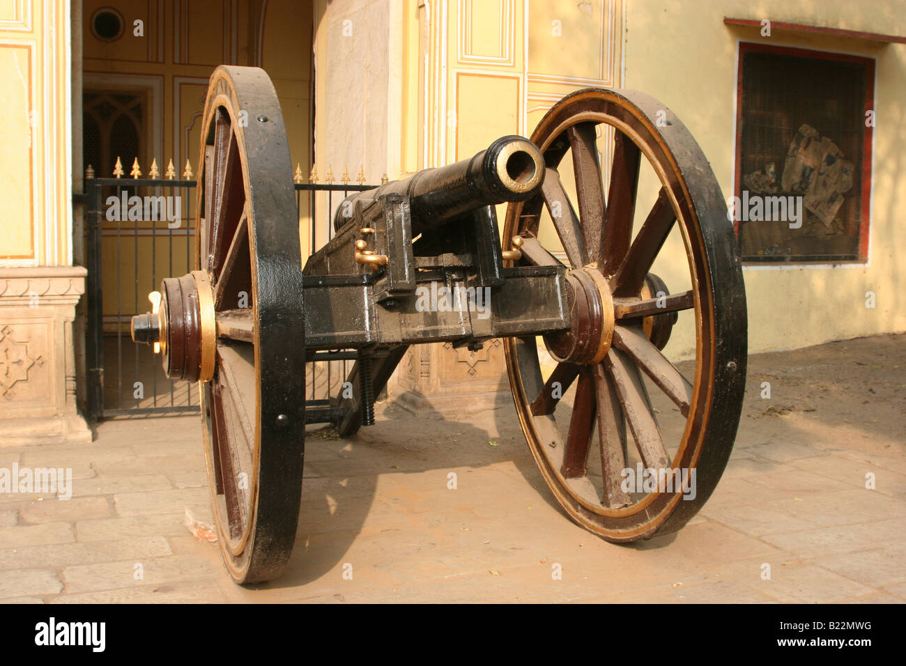 Load cannon hi-res stock photography and images - Alamy