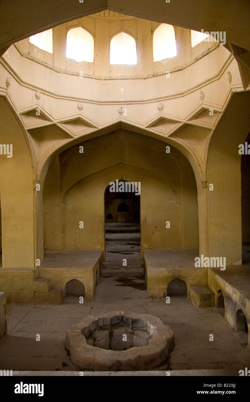 The mortuary chamber within the complex holding the tombs of the Qutb ...