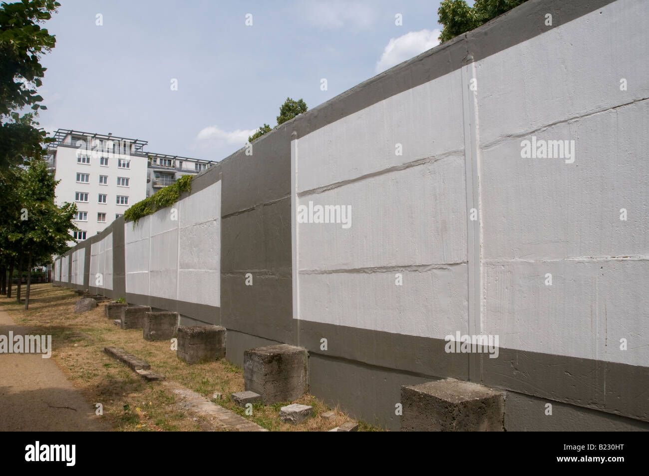 Part of the remaining section of the Berlin Wall that divided the city ...