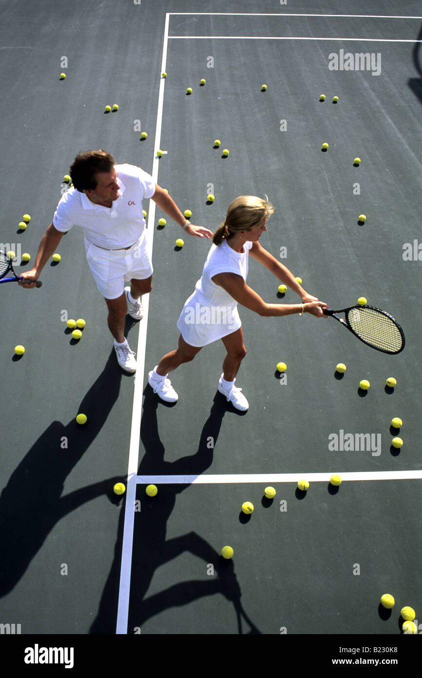 Women learning tennis hi-res stock photography and images - Alamy