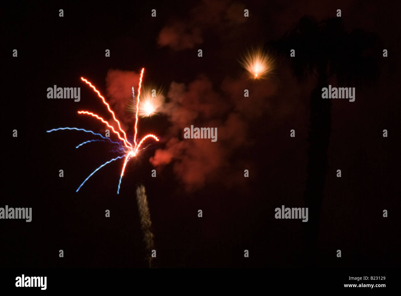 Single red fireworks burst hi-res stock photography and images - Alamy