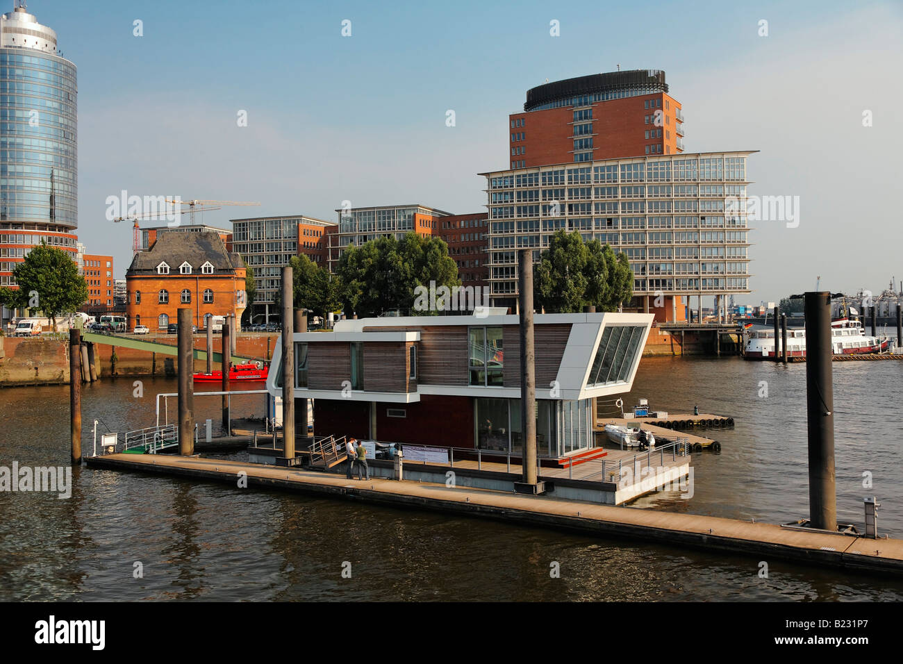 Floatinghome in river, HafenCity, Hanseatic Trade Center, Kehrwiederspitze, Elbe River ...