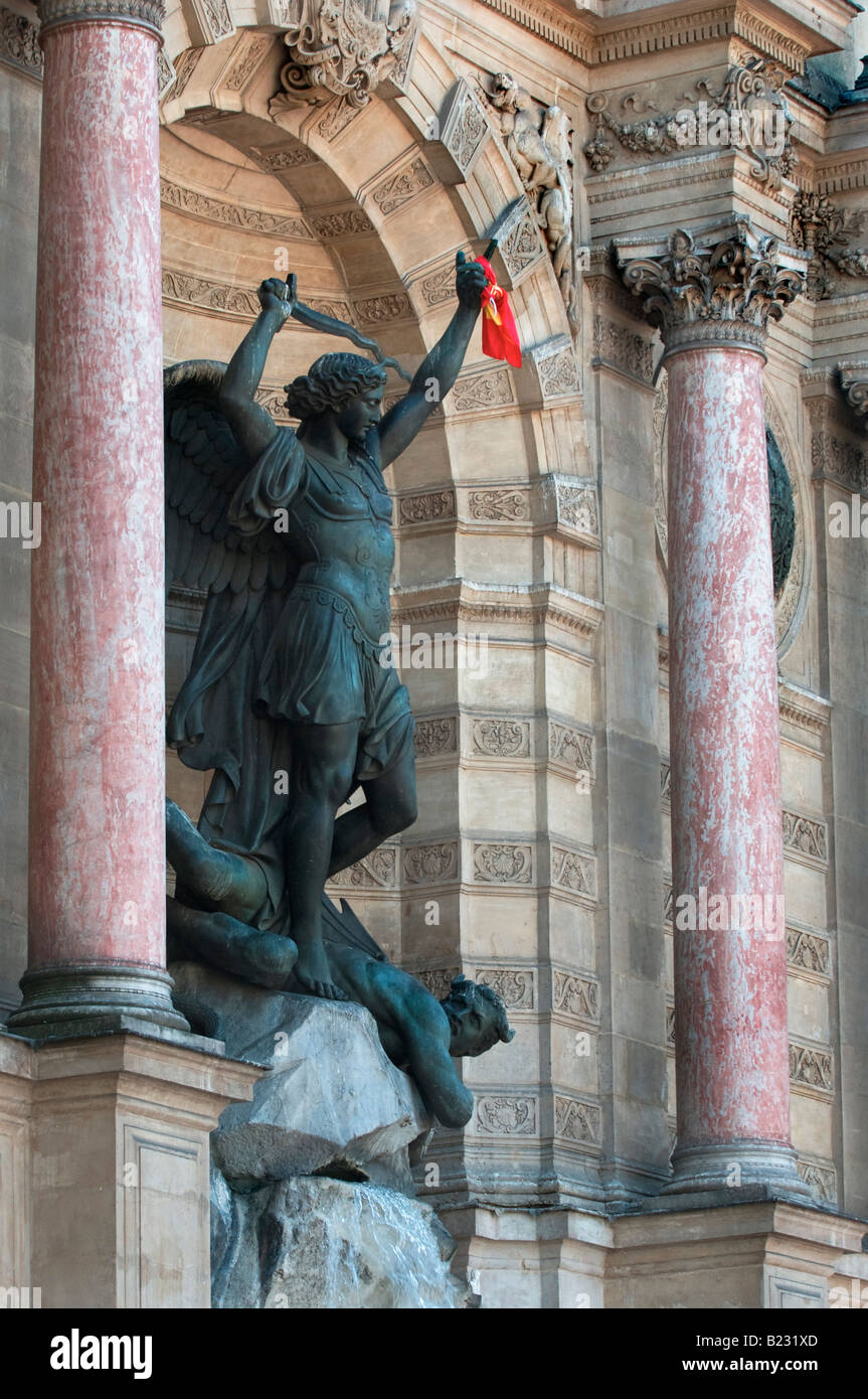 Dragon sculpture paris hi-res stock photography and images - Alamy