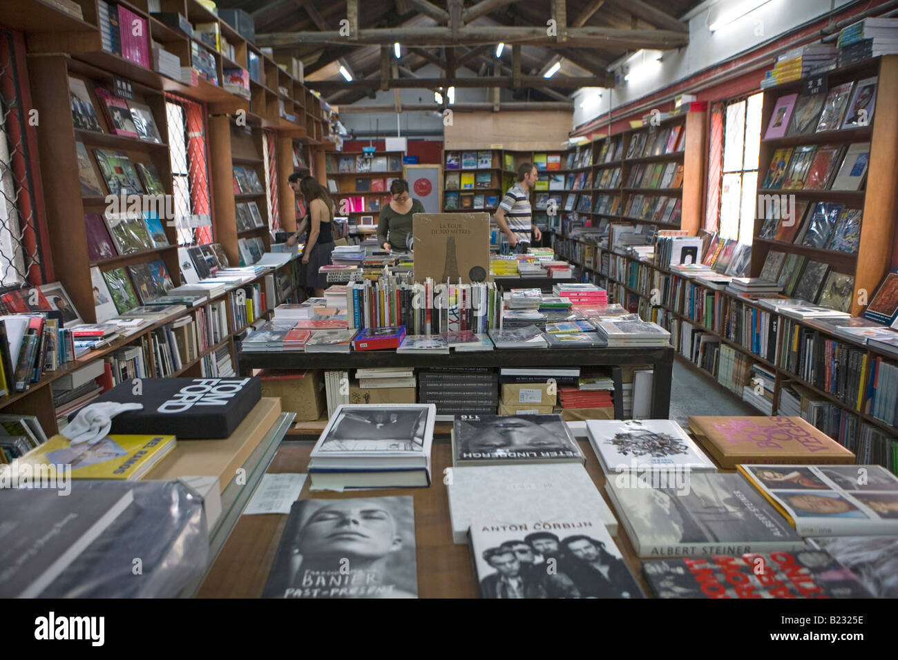 four people inside bookshop Beijing China Stock Photo - Alamy