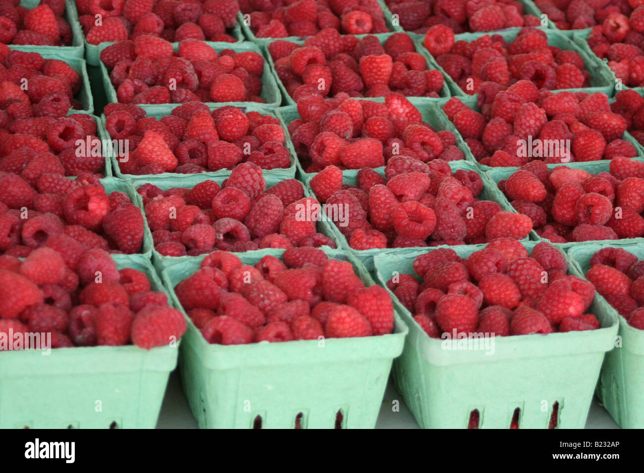 Raspberries for sale at farmers' market U.S Stock Photo - Alamy