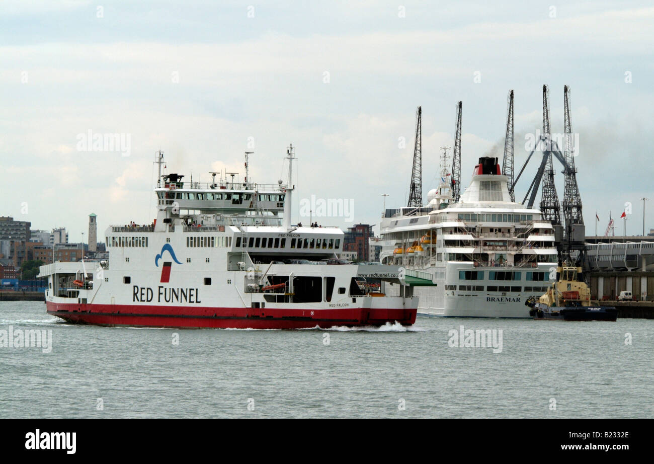 Red funnel tug hi-res stock photography and images - Alamy