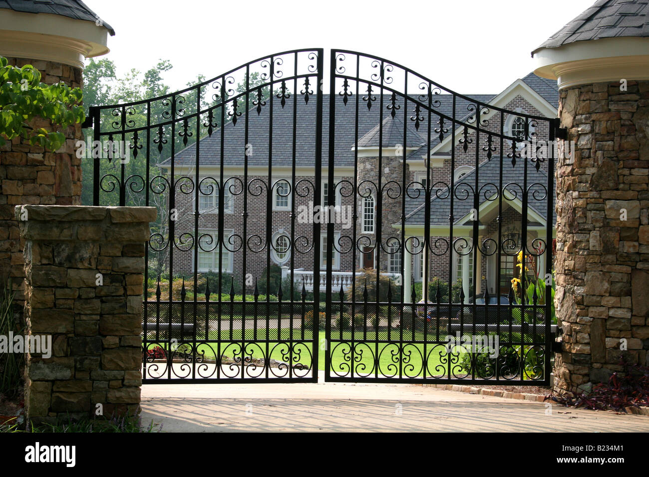 Brick mansion behind iron gate hi-res stock photography and images - Alamy