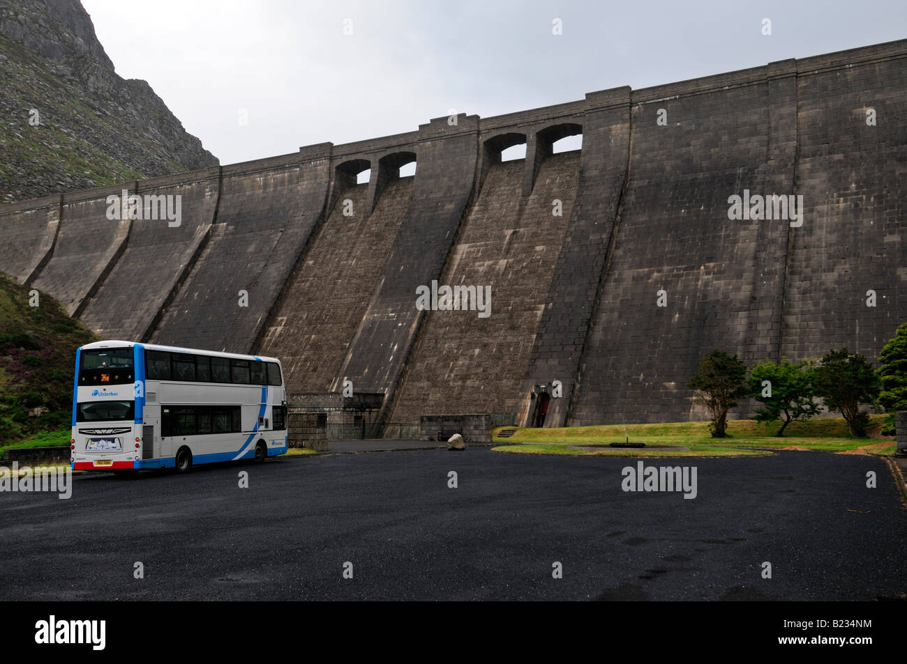 ben crom dam and bus silent valley water reservoir with mourne ...