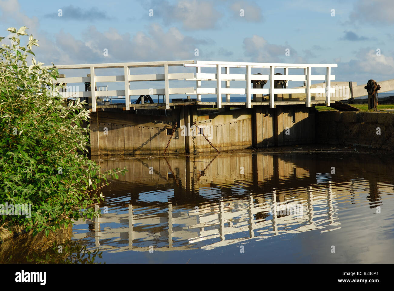 Bude canal lock gates Stock Photo - Alamy