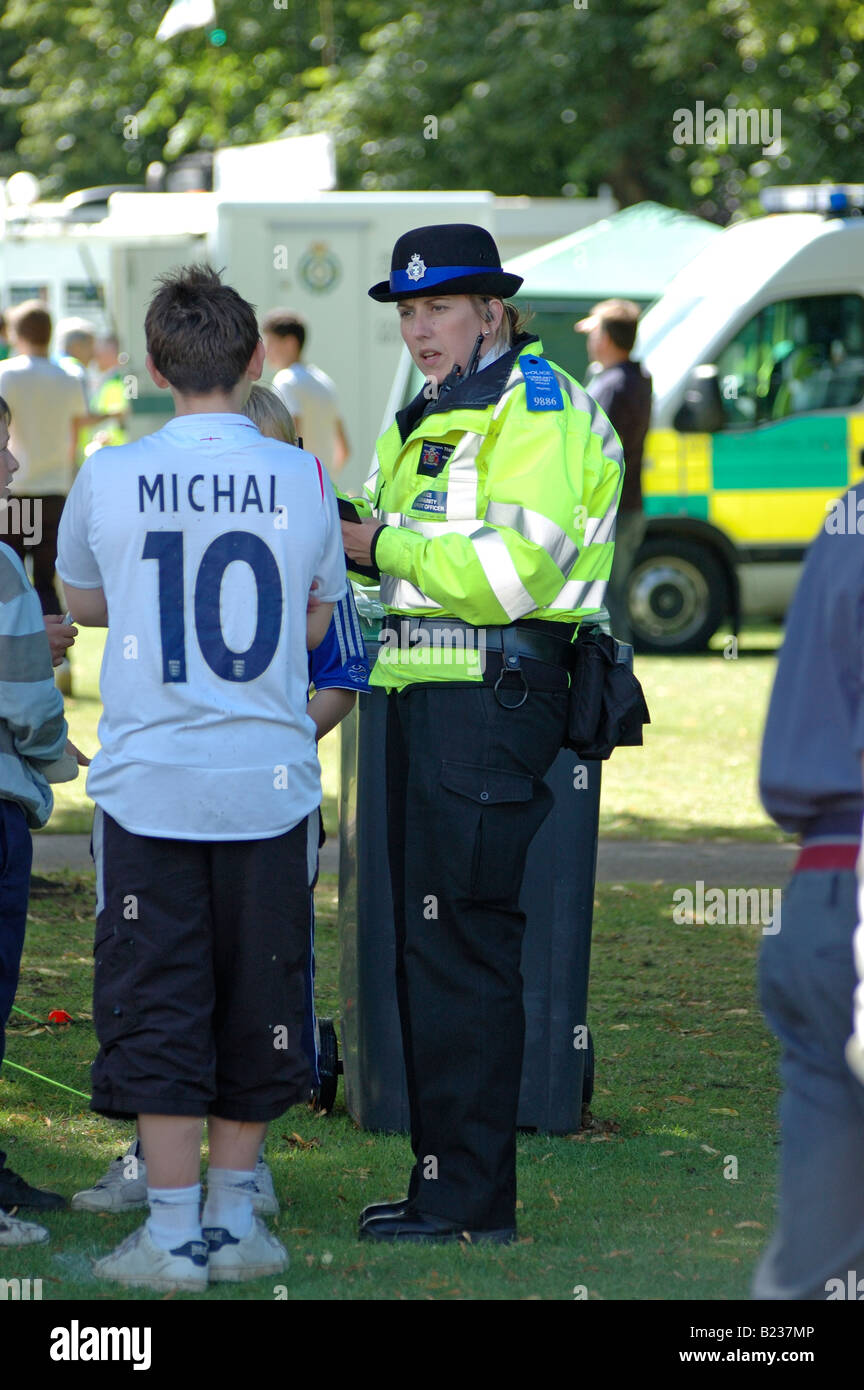 Police officer talking to boy hi-res stock photography and images - Alamy