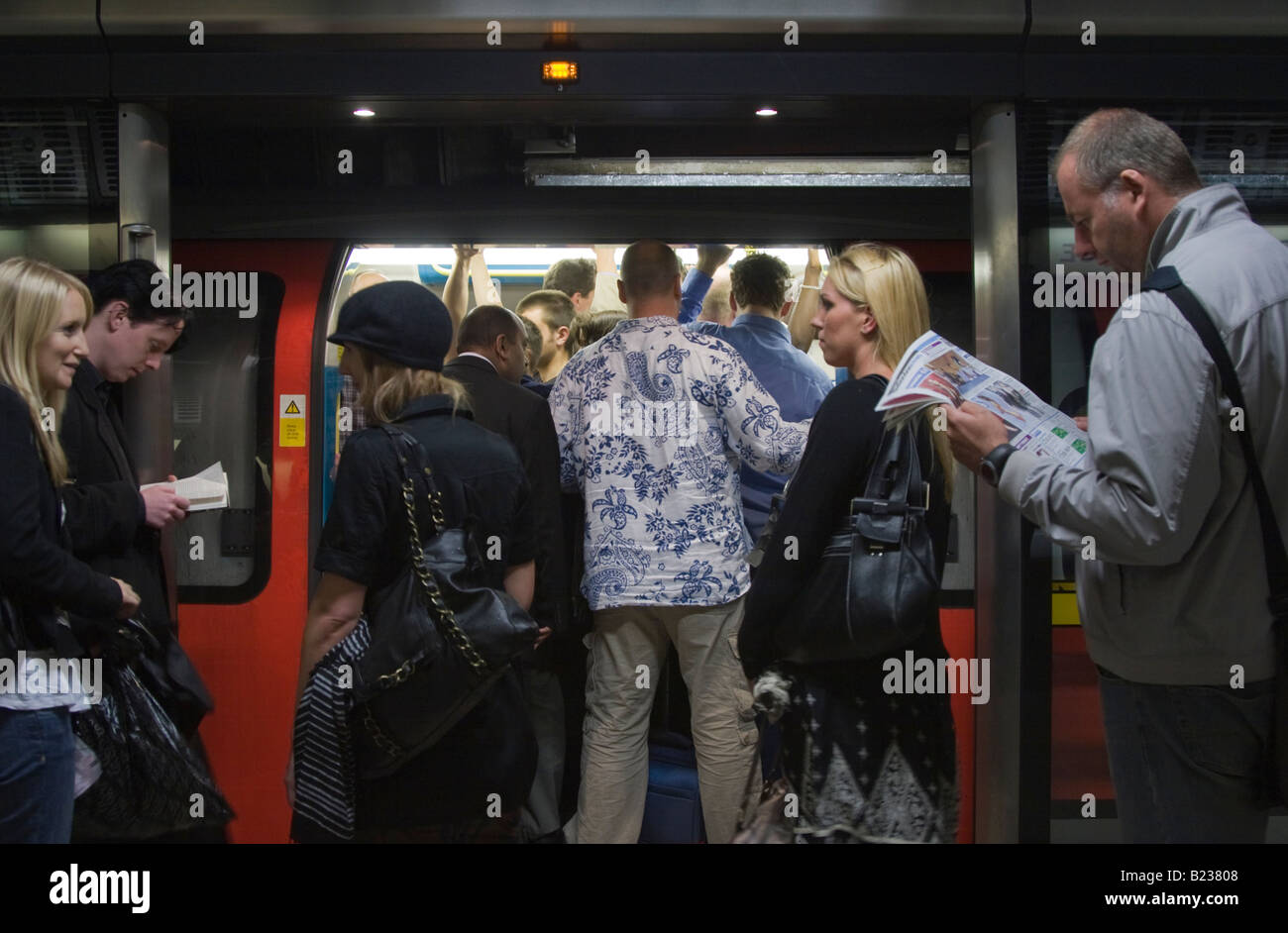 Evening rush hour - Jubilee Line Train - London Bridge Underground ...
