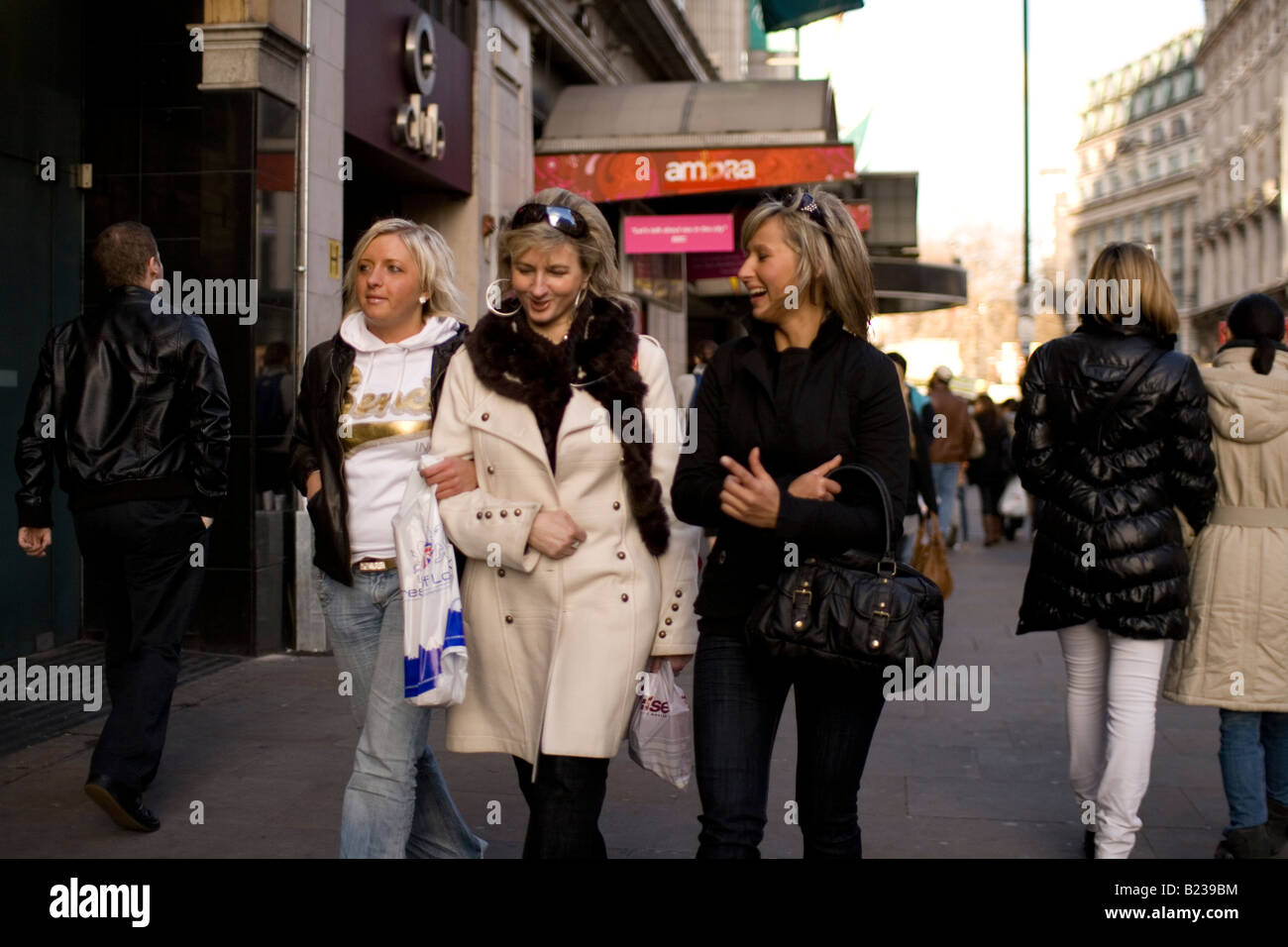 Candid london hi-res stock photography and images - Alamy