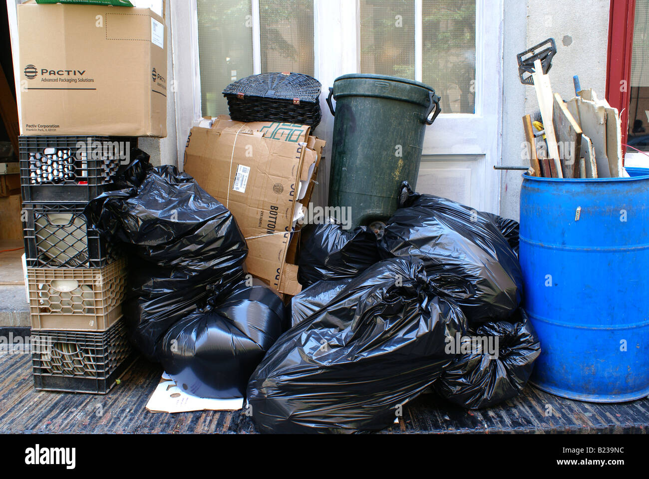 Disposal of trash hi-res stock photography and images - Alamy