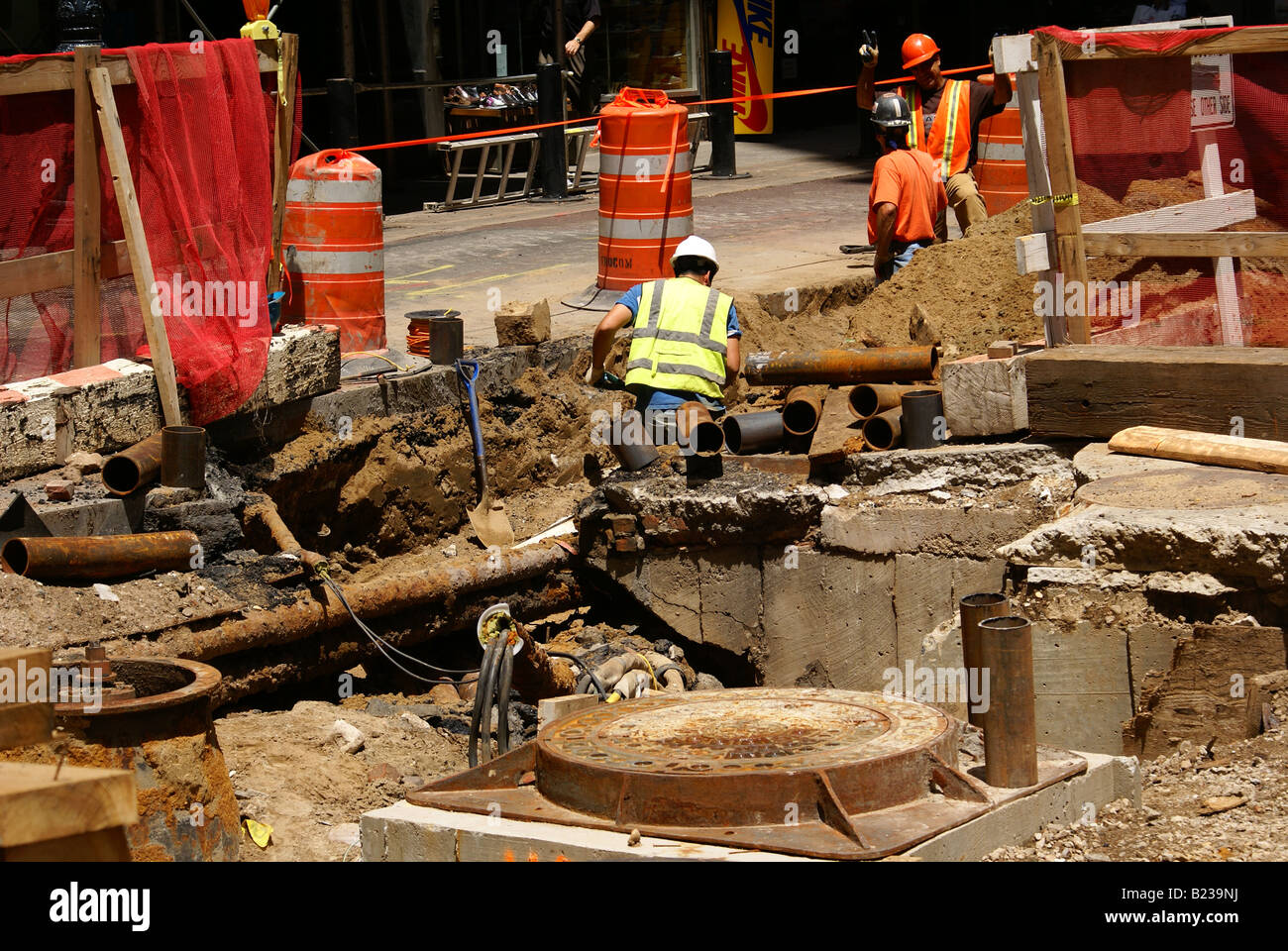 Manhole cover nyc street hi-res stock photography and images - Alamy
