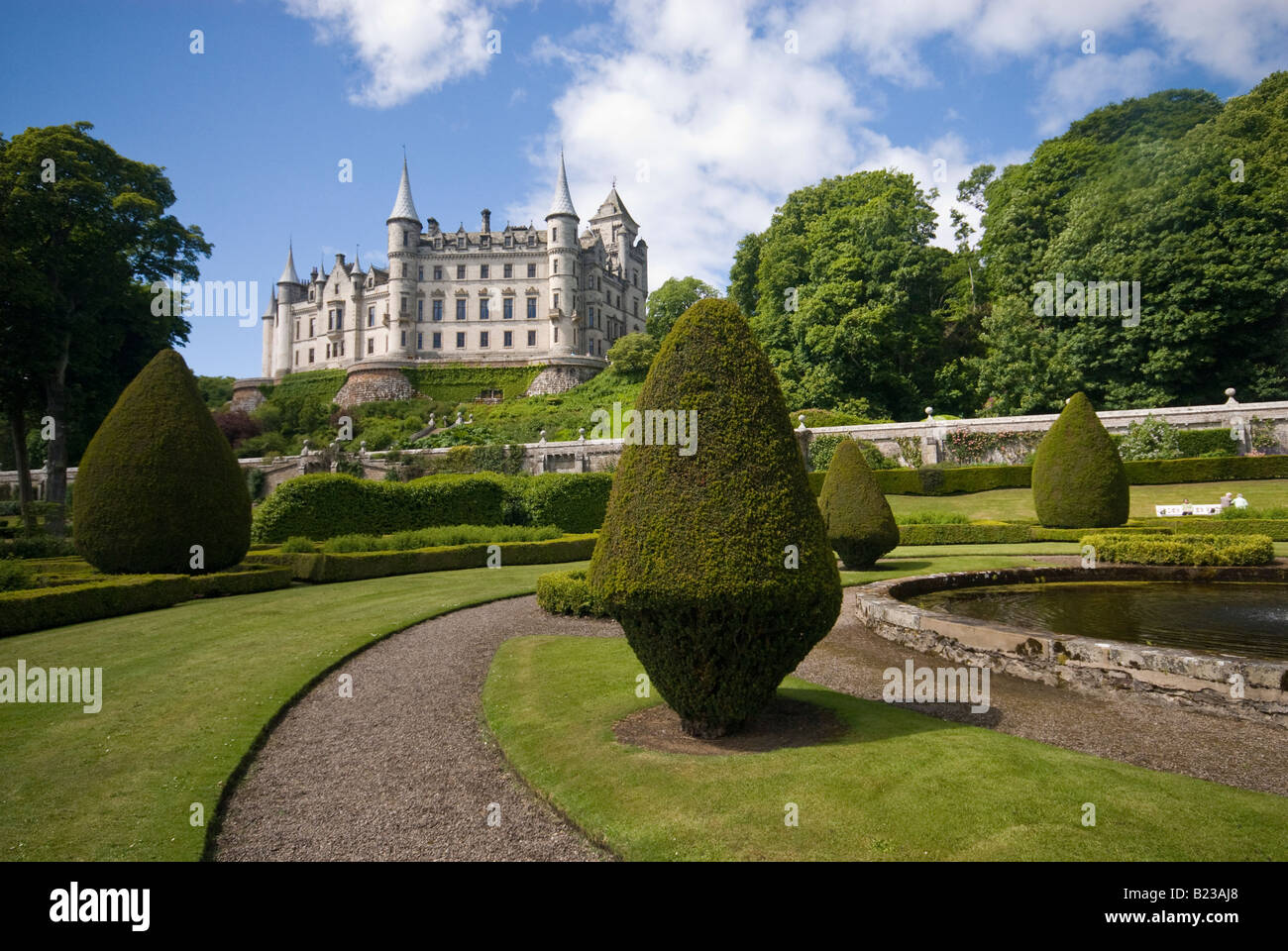 Gardens ancient dunrobin castle hi-res stock photography and images - Alamy