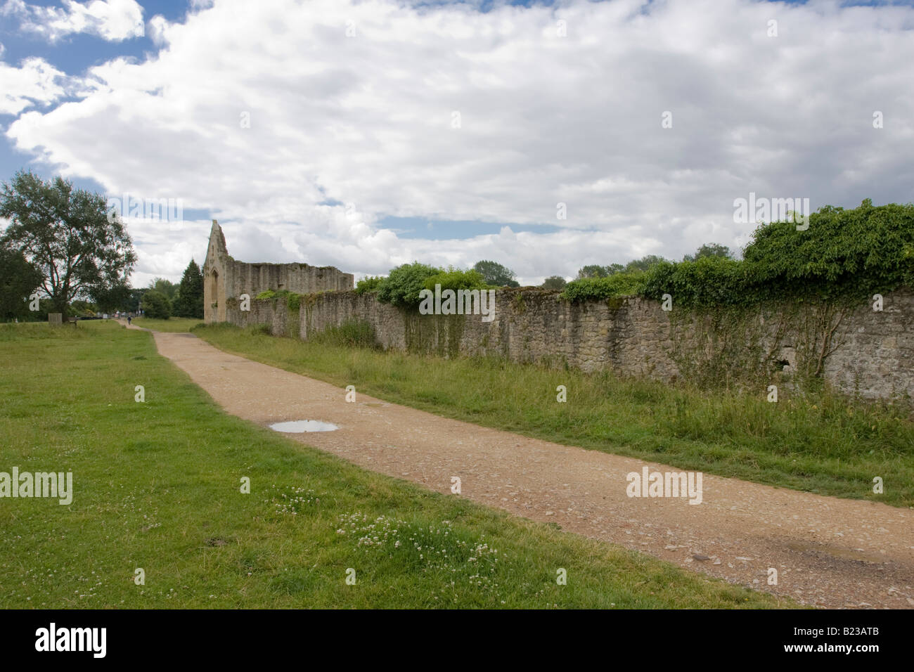 The Thames Path passes Godstow Nunnery at Wolvercote Stock Photo - Alamy