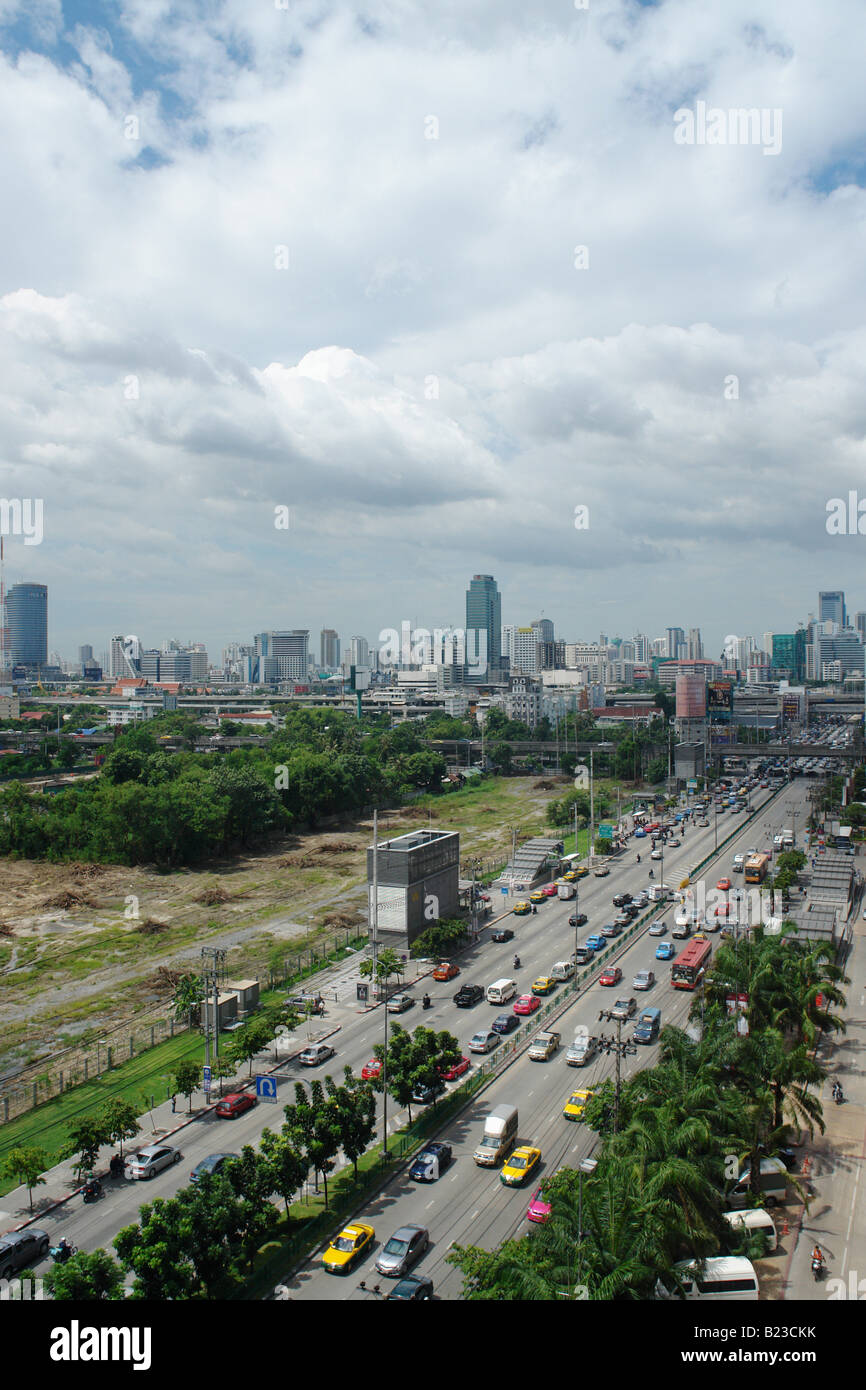 Aerial view of traffic on highway Ratchadapisek Road Fortune Tower ...