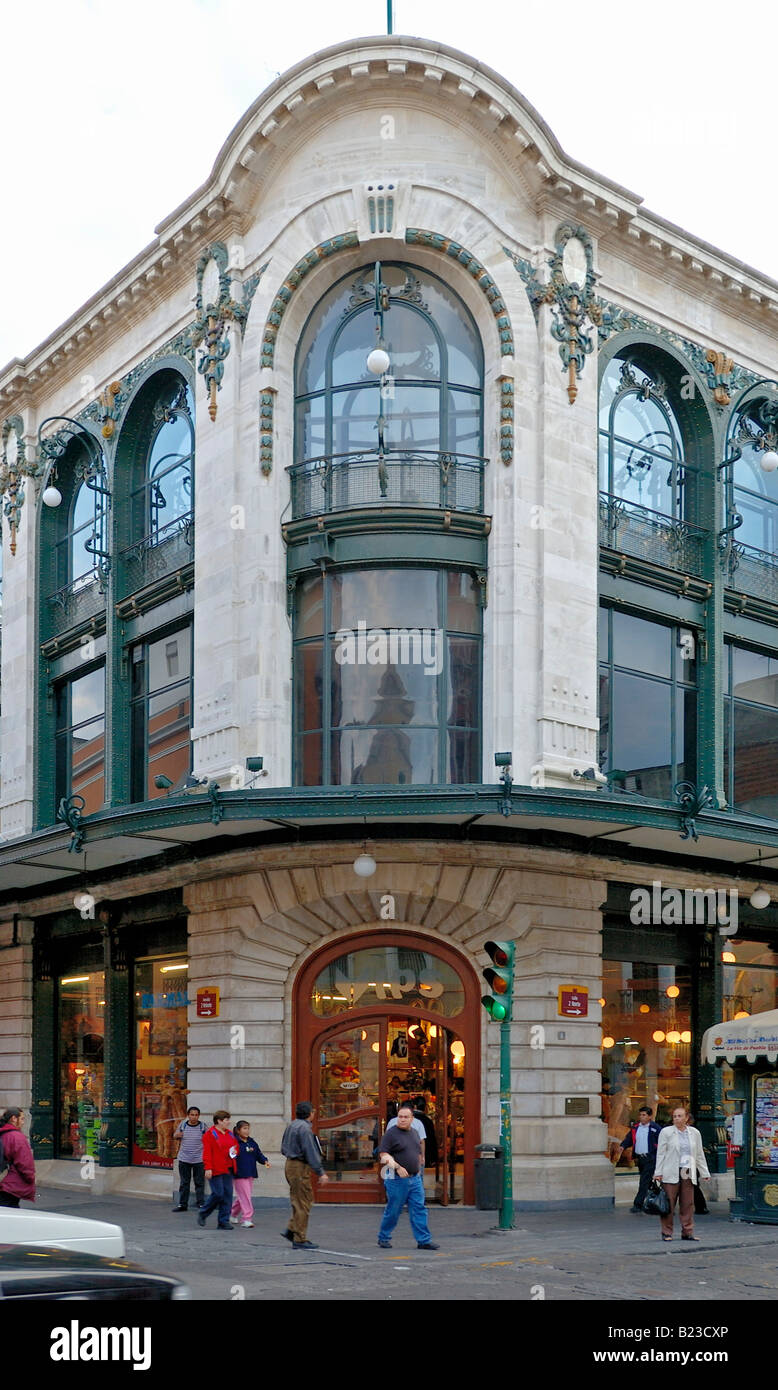 People walking in front of shopping mall Stock Photo - Alamy