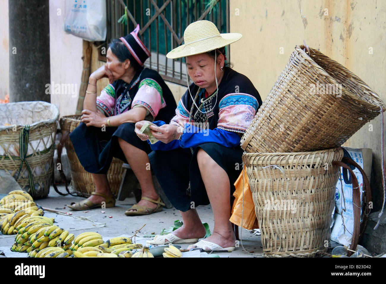 Hani women at the market in Yuanyang, Yunnan, China Stock Photo - Alamy