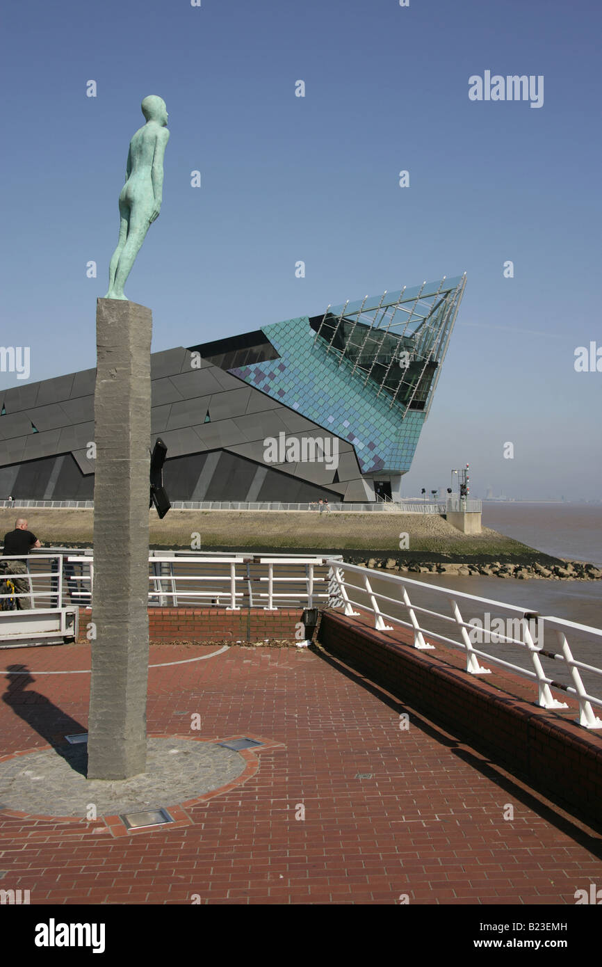 Voyage Statue Hull High Resolution Stock Photography and Images - Alamy