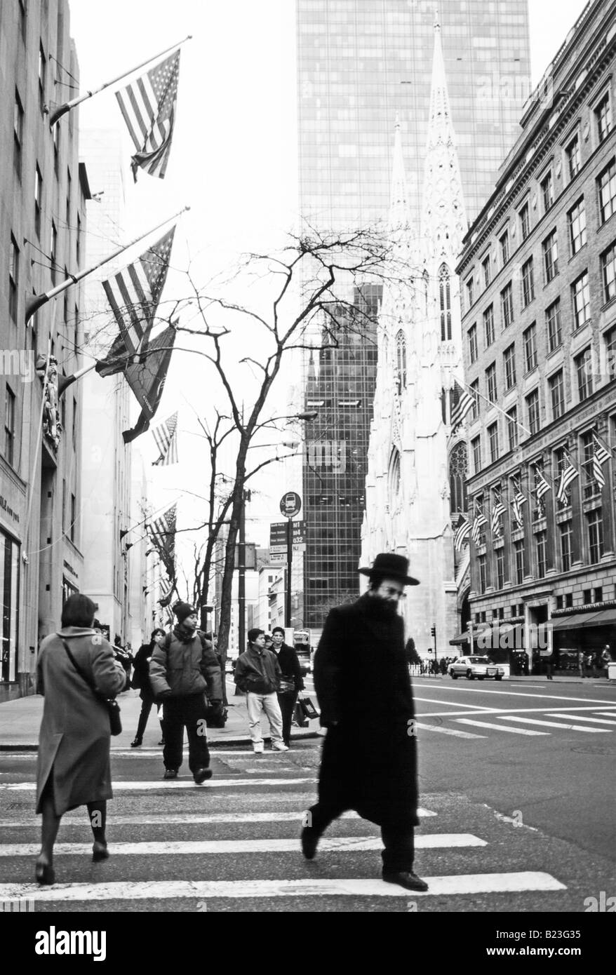 Jewish Man walking zebra crossing on Fifth Avenue, Manhattan, New York ...