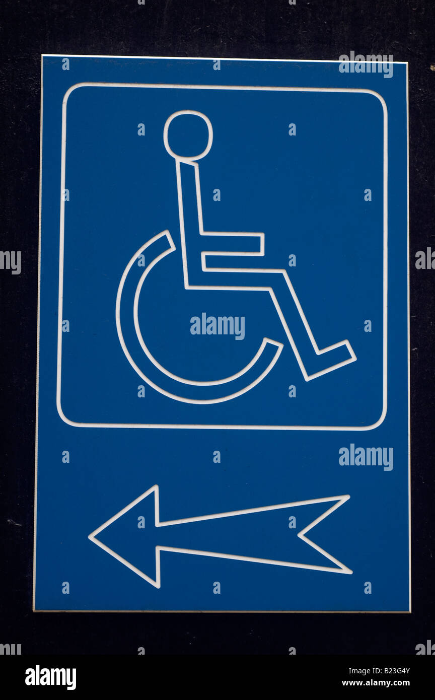 Wheelchair access signage sign hi-res stock photography and images - Alamy