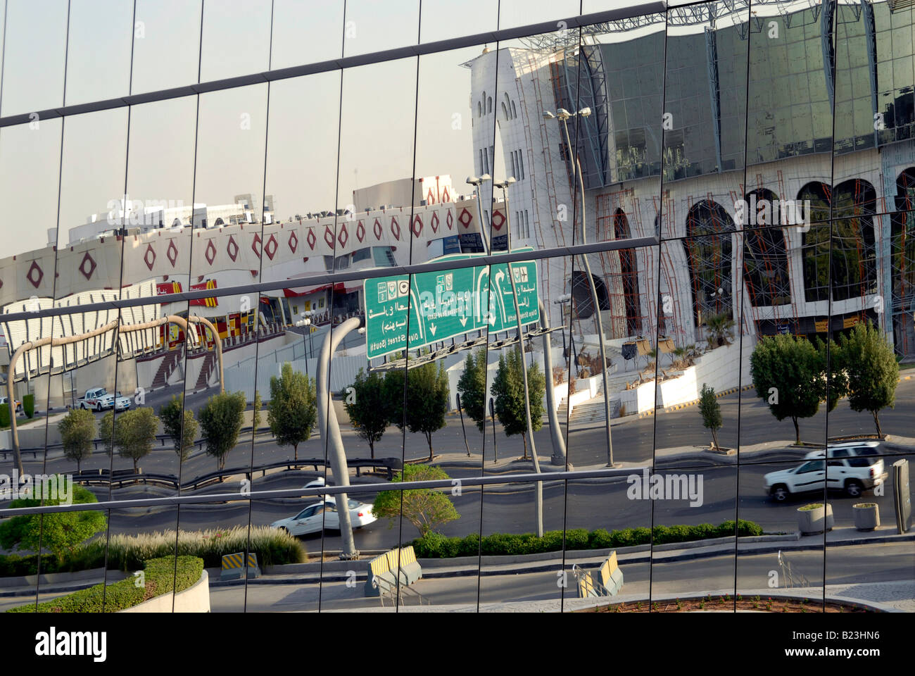 Skybridge kingdom centre saudi hi-res stock photography and images - Alamy