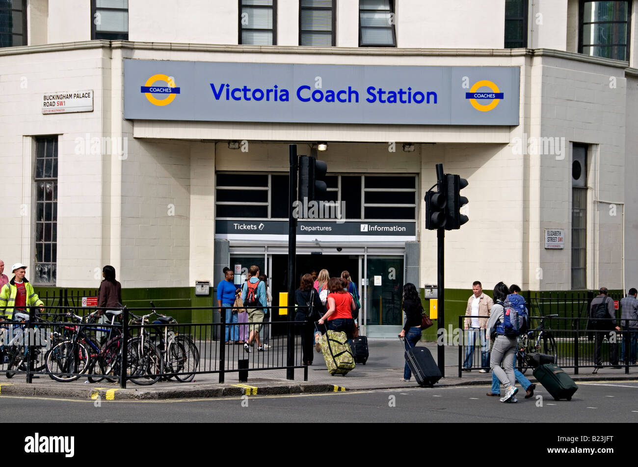 Victoria bus station london hi-res stock photography and images - Alamy