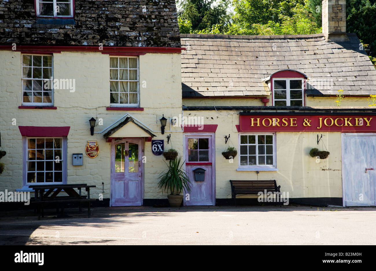 English pub front hi-res stock photography and images - Alamy
