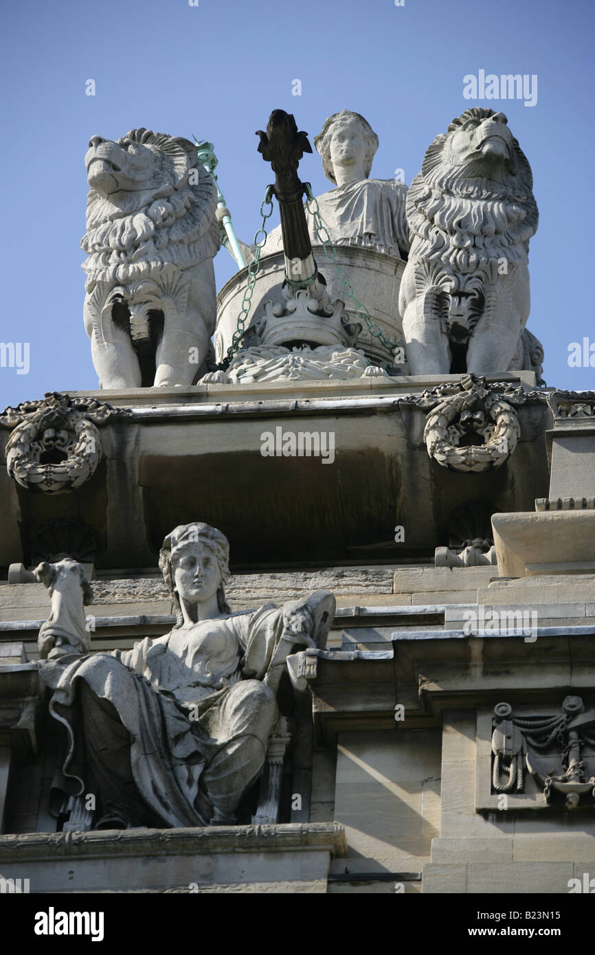 Britannia and lion statue hi-res stock photography and images - Alamy