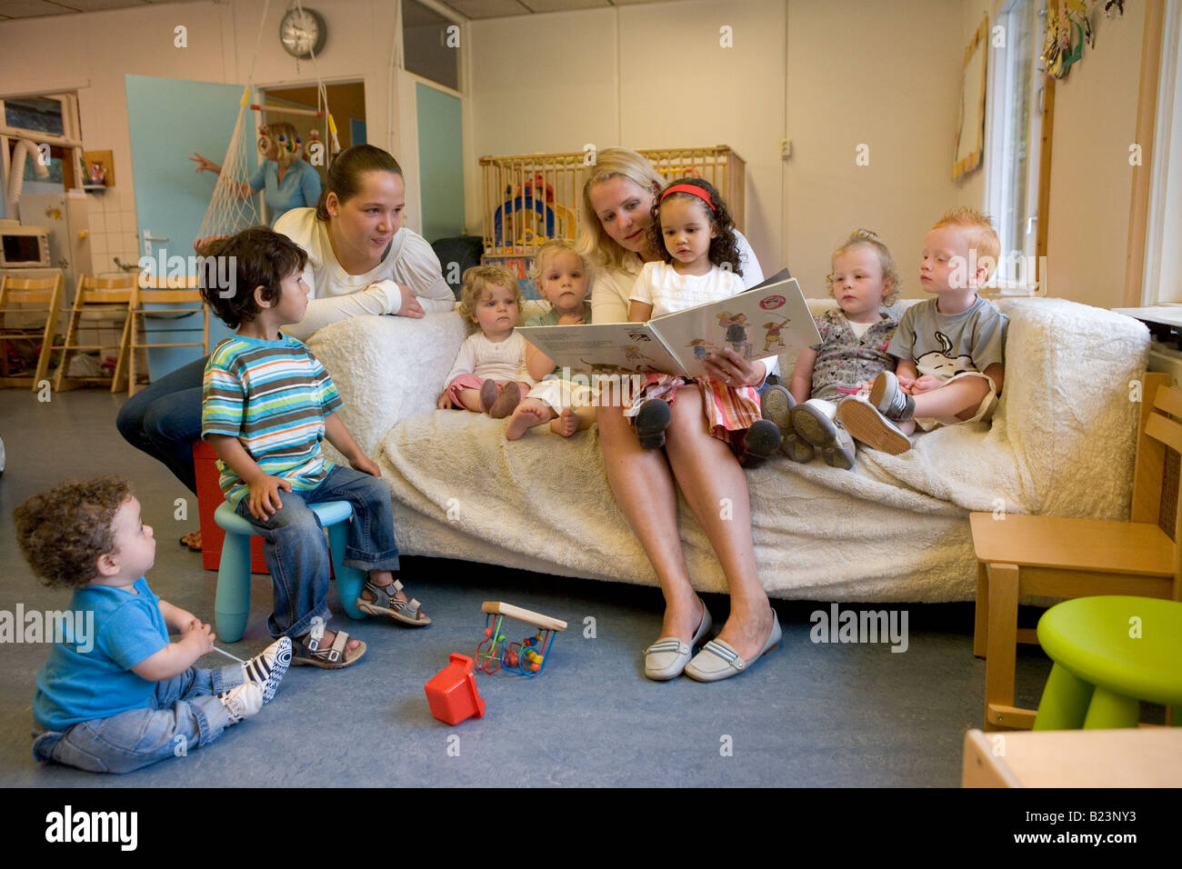 Teacher reading children daycare hi-res stock photography and images ...