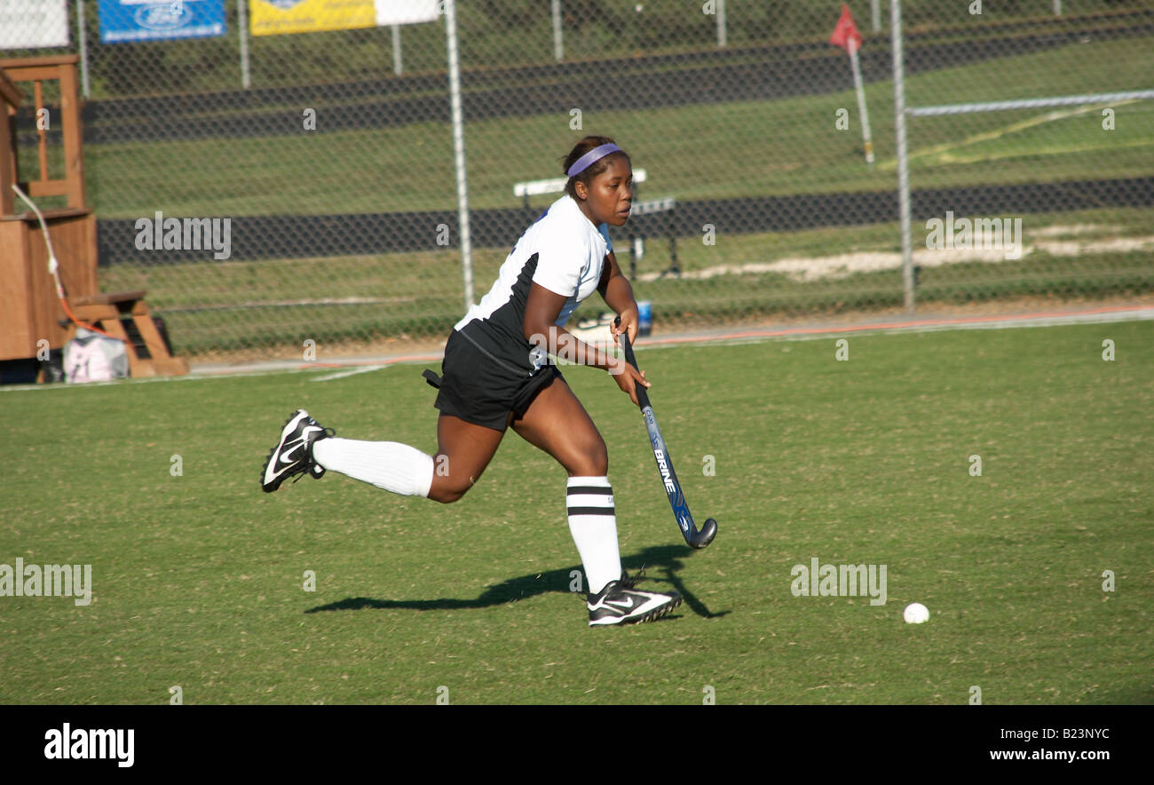 Girl playing field hockey hi-res stock photography and images - Alamy