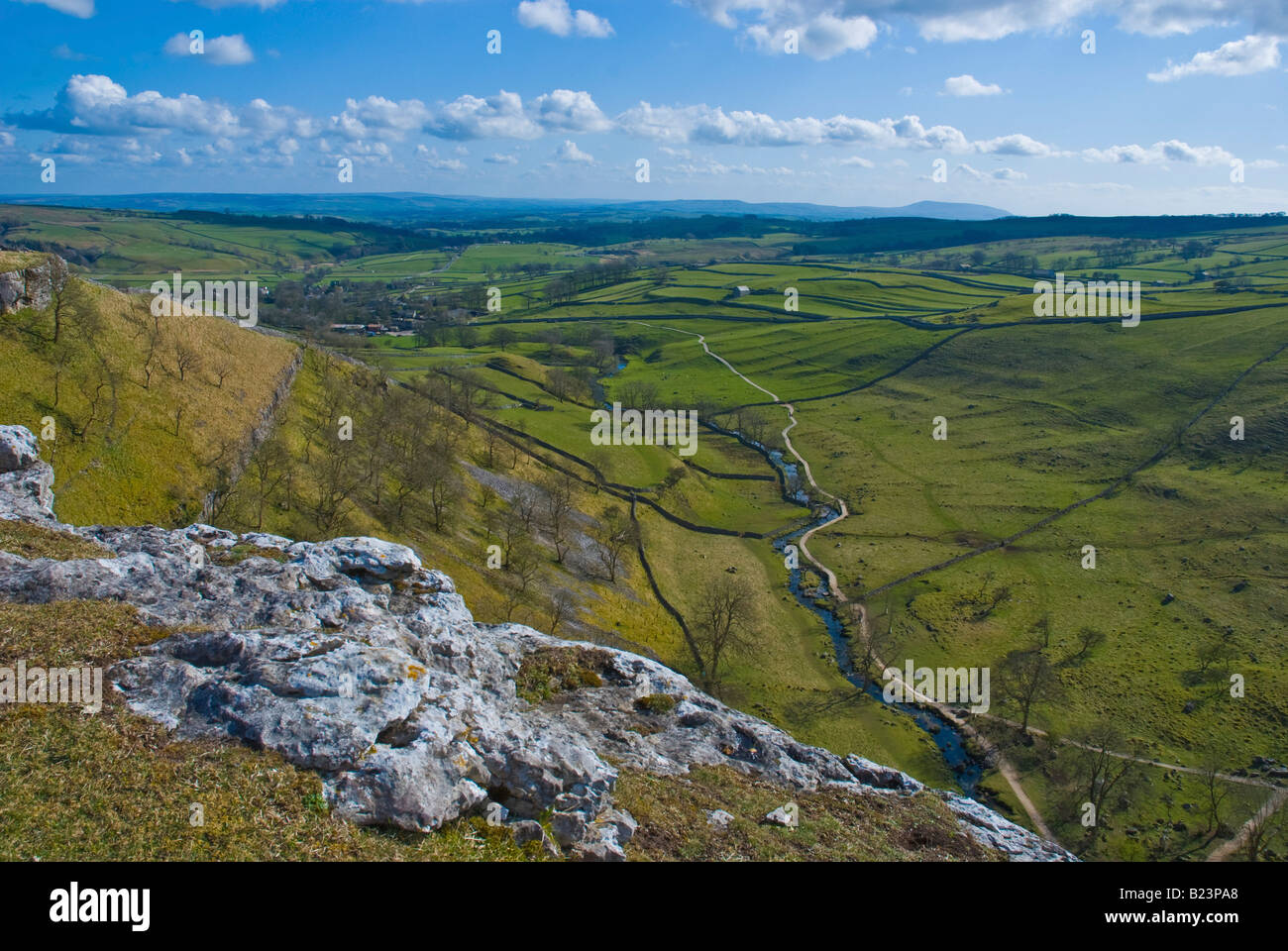 Malham cove yorkshire hi-res stock photography and images - Alamy