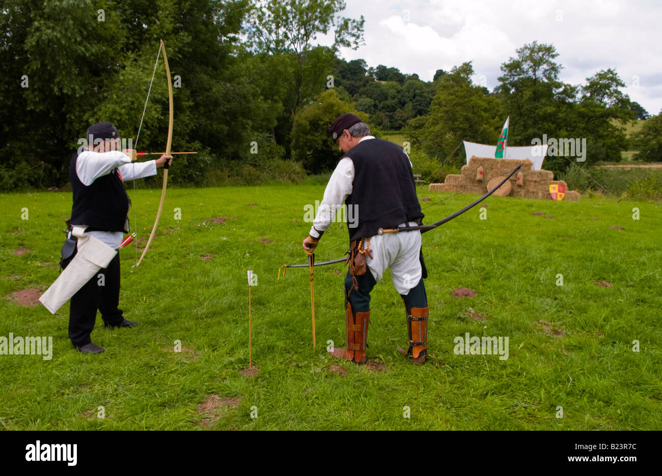 Medieval archers britain hi-res stock photography and images - Alamy