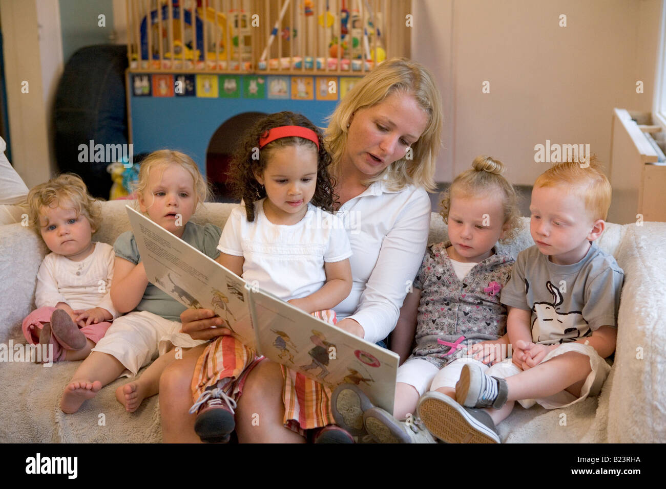 Teacher reading children daycare hi-res stock photography and images ...