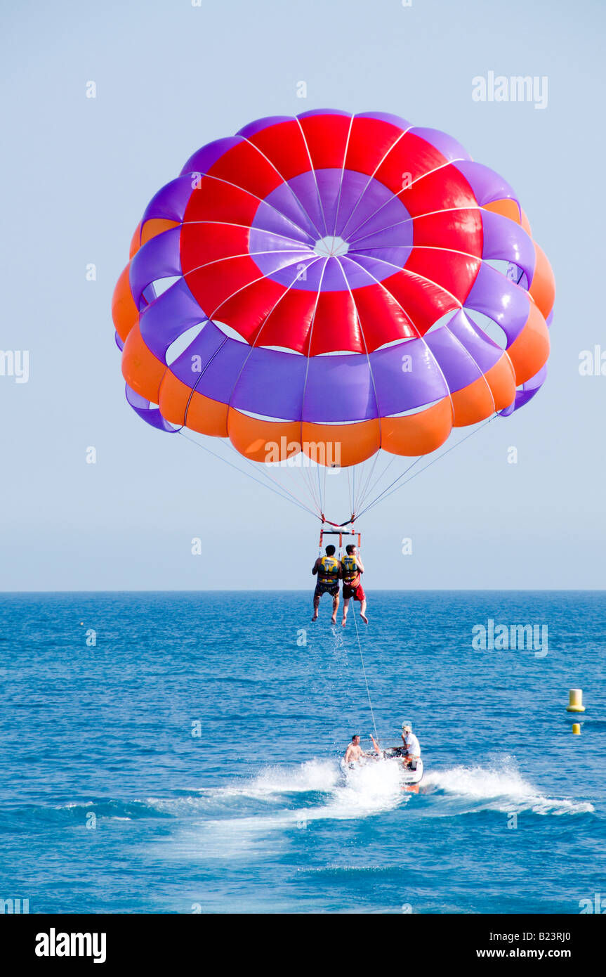 People parasailing hi-res stock photography and images - Alamy